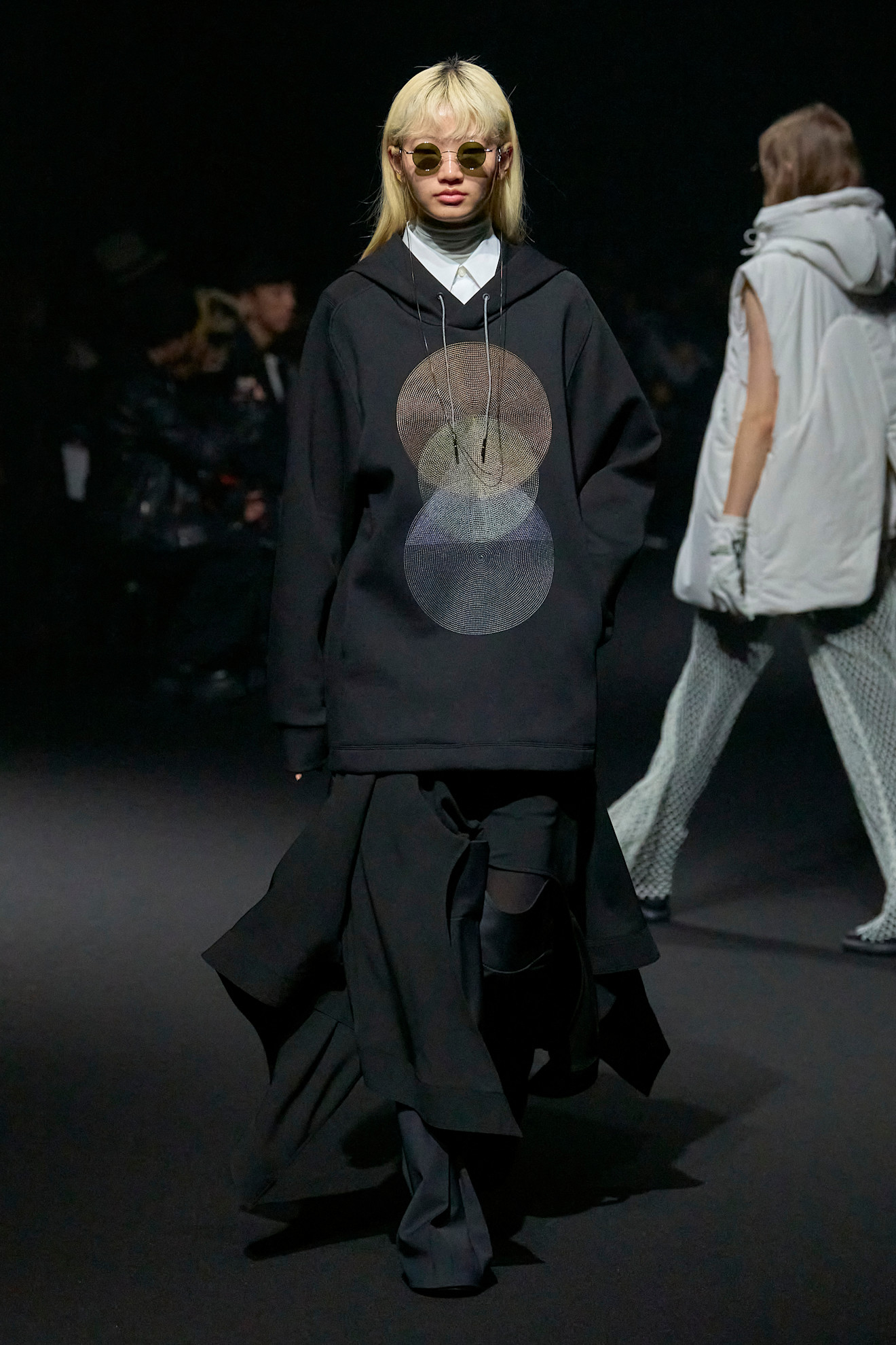 ارتدي الهودي في خريف 2025 يمنحك الدفء والإطلالة العصرية - مجلة هي